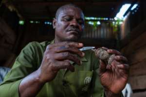 Nigeria's bronze artists cling to centuries-old techniques