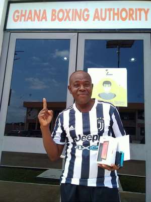 Coach Benjamin Tetteh wins best coach at De-luxy Professional Boxing League