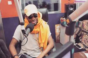 Ghanaian Singer Kofie Carter Hangs Out With Kendall Jenner, Ben Simmons