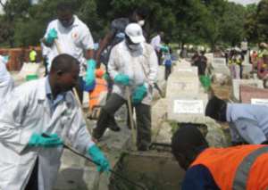 Accra Mayor celebrates 55th Birthday cleaning Awudome Cemetery