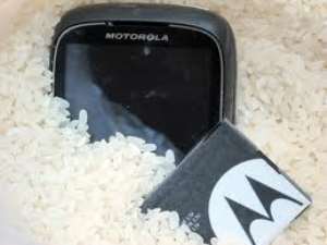 Dry rice can revive wet cell phone-experts say