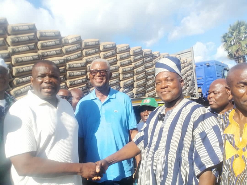 Mahama redeems his pledge of 1000 cement bags to EPCG