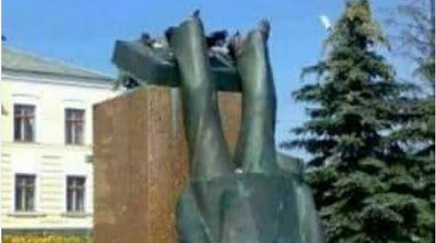 Imo Youths Destroy Jacob Zuma’s Multi Million Naira Statue in Imo State