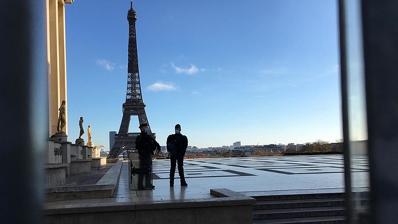 What has provoked the current French controversy over filming the police?