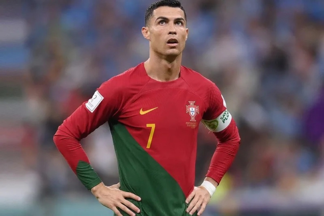 Ronaldo receives $225m offer to play for Saudi Arabian club after Man ...
