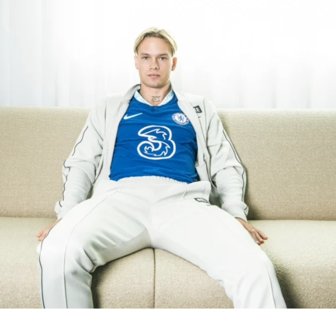 Chelsea sign Ukraine forward Mykhailo Mudryk from Shakhtar Donetsk