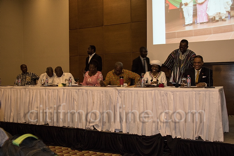 Presidential candidates sign peace accord ahead of polls