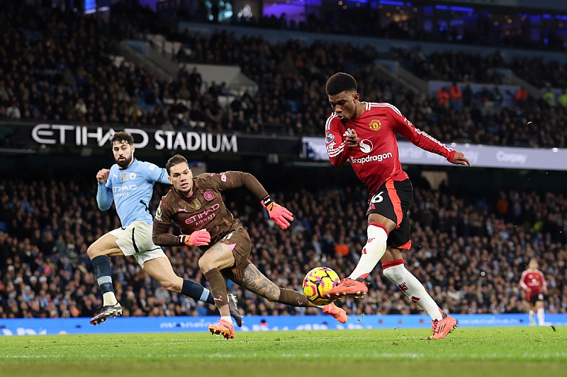 Manchester United score twice in two minutes to beat Manchester City in ...