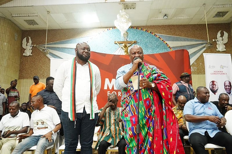 'Atonsu Chief adorning Mahama with Kente cloth is sign of victory ...