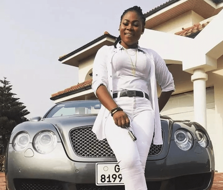 I am still with Zylofon Music - Joyce Blessing (Video)