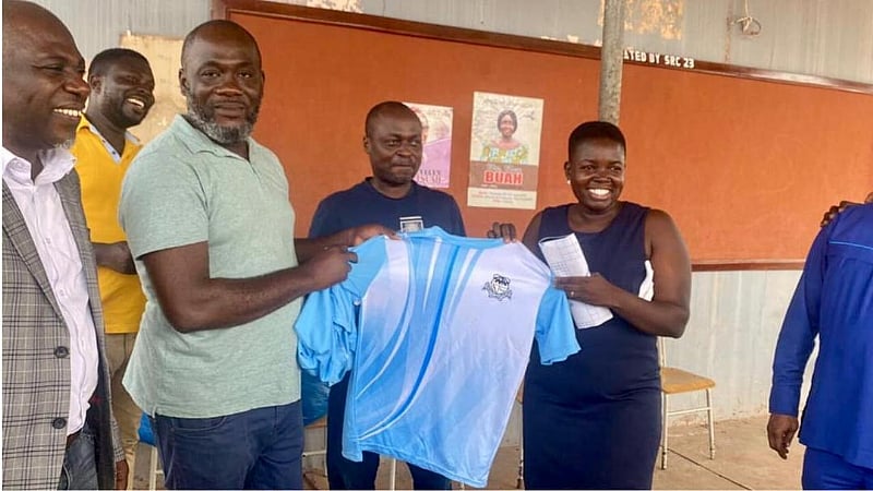 Mr Amos Dadzie donates Sports Kits to Fijai Senior High School
