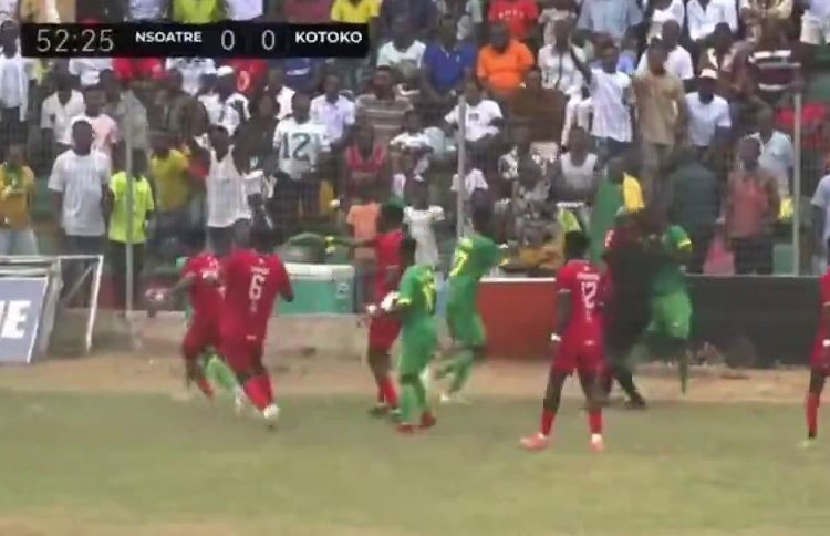 Watch moment Nsoatreman FC and Asante Kotoko players trade blows [VIDEO]