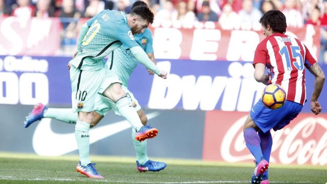 Late Lionel Messi strike beats Atletico Madrid and sends Barcelona top