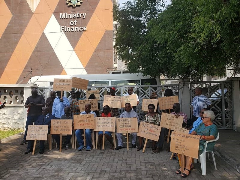 Pensioner Bondholders picket at Finance Ministry for the 3rd day over DDEP