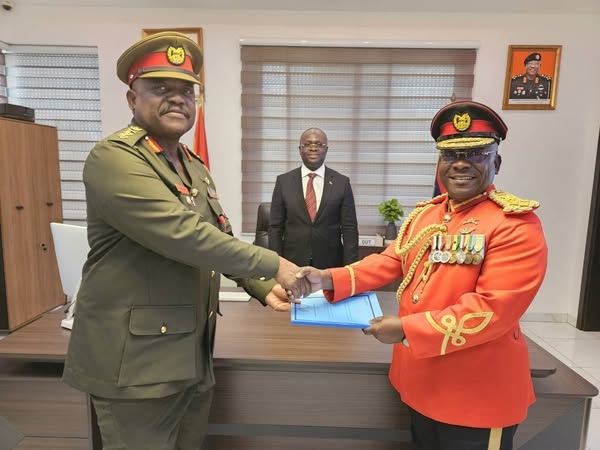 Defence Minister Omane Boamah oversees handing over of Chief of Defence ...