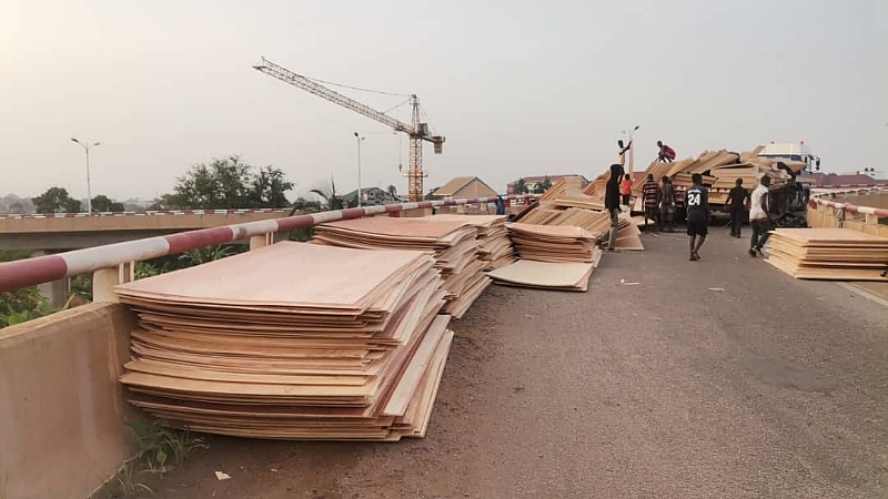 Articulated truck crashed into Sofoline Interchange, dozens of ...