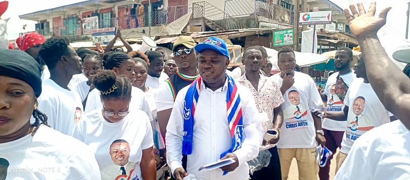 C/R: Swedru market women mob Chris Arthur during “thank you” tour