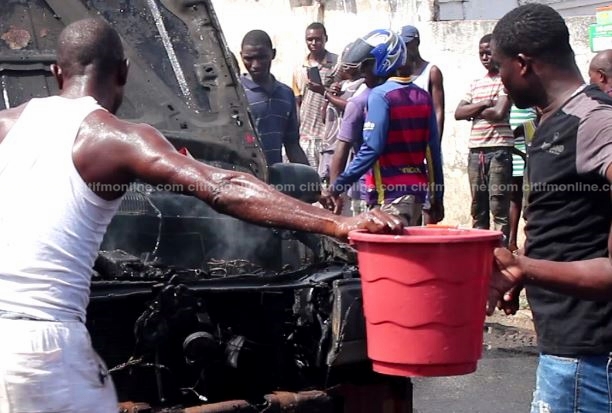Adabraka: Residents quench fire with gutter water