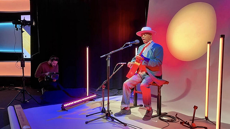 Guitarist Eric Bibb: Ridin’ the eternal wave of the blues