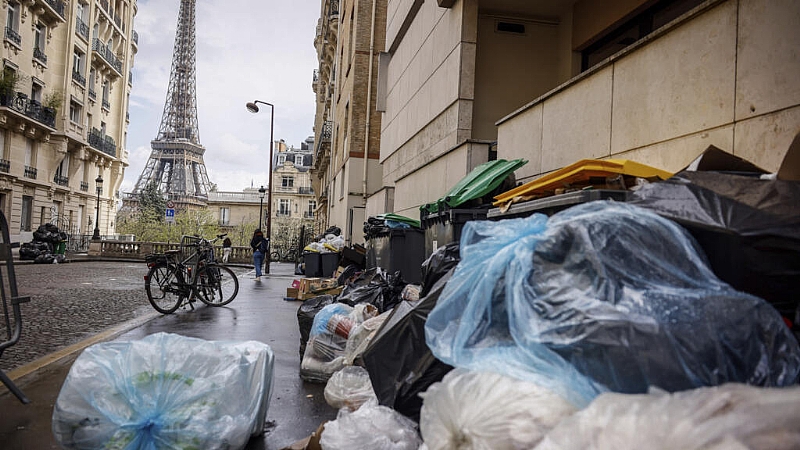 Striking Paris garbage collectors demand Olympic bonus