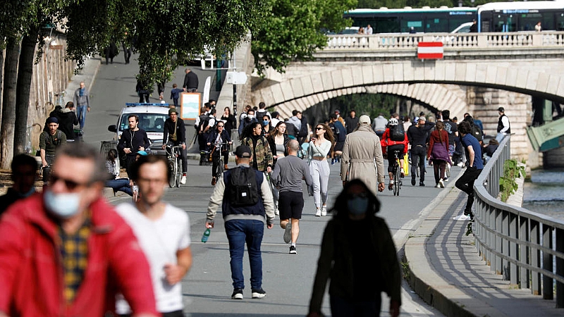 French residents asked to 'self-quarantine' on returning from travel ...