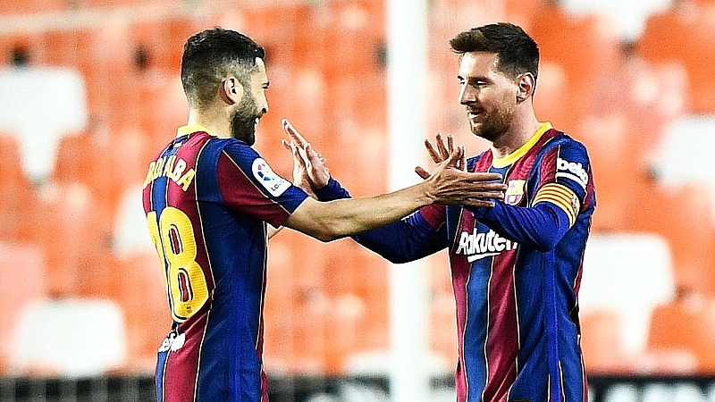 Messi double helps Barca keep pace at top of La Liga