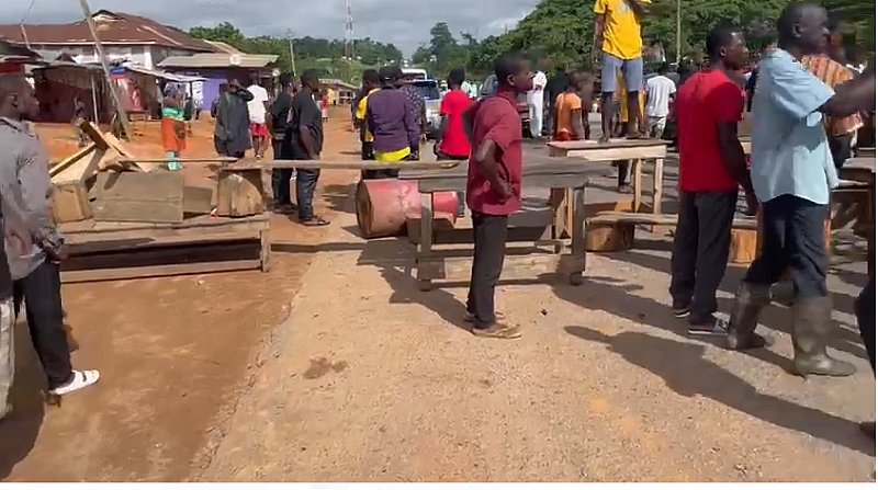 Dadieso residents block Accra-Kumasi highway