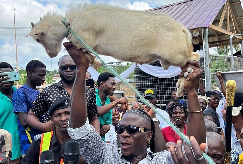 Stonebwoy, commissions four boreholes in Borkor Awuku Kope