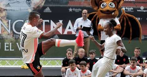 Nani: Valencia's new player wows with capoeira skills at his unveiling