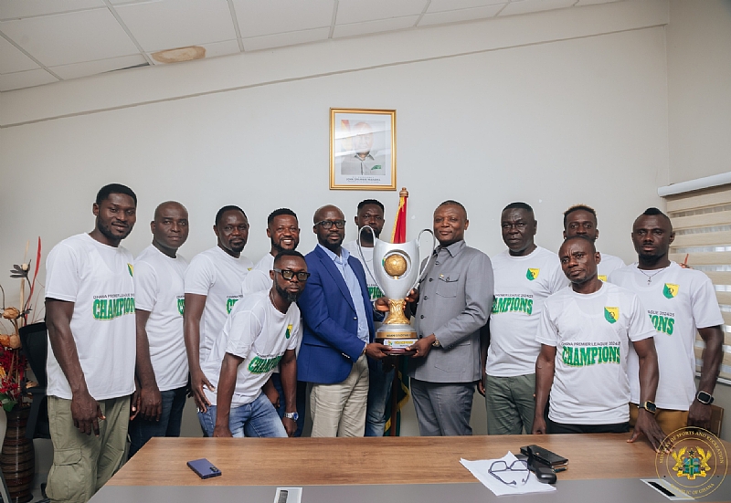Bibiani Gold Stars present Premier League trophy to Sports Minister ...