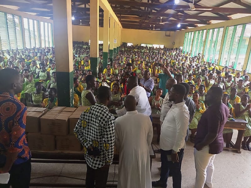 E/R: WASSCE candidates of ASASCO receive support from businessman