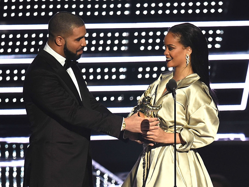 Drake Professes Love For Rihanna Drake Professes Love For Rihanna