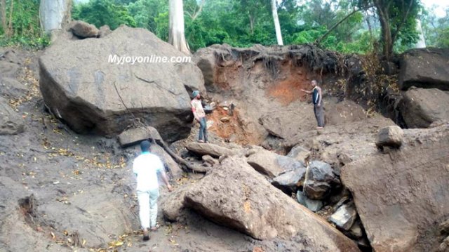 Adaklu residents live in fear as falling rocks threaten lives, destroy ...