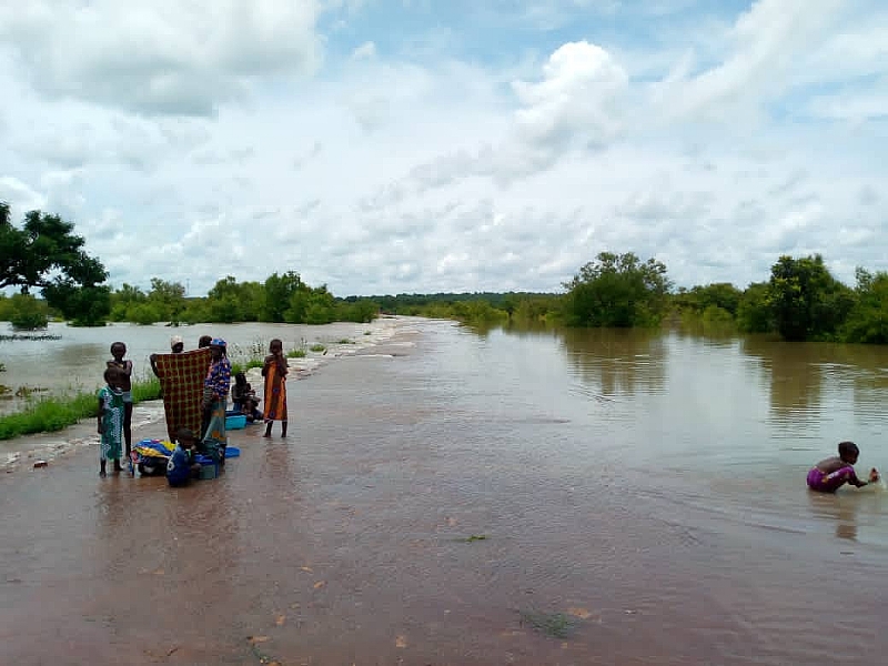 North Gonja: Commuters on Busunu-Daboya road using boats after flooding