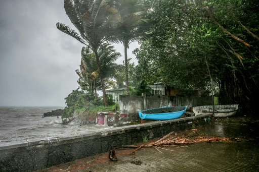 Floods hit Mauritius as tropical cyclone approaches