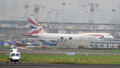 BA plane clips Johannesburg airport building