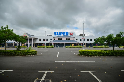 In Mauritius, a rush as supermarkets open after 10 days
