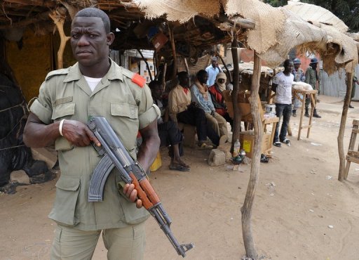 French troops hand over weapons seized from Mali rebels