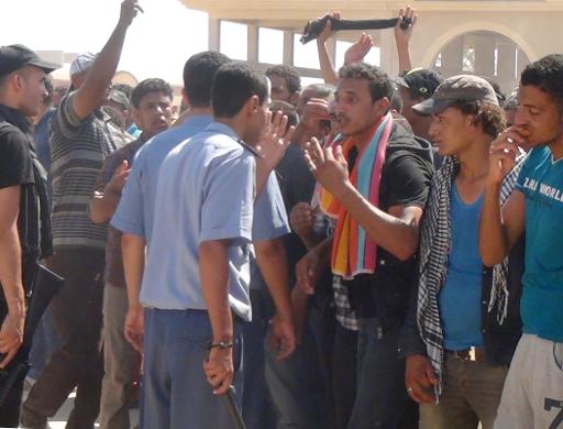 Libya guards fire warning shots as crowd tries to storm border