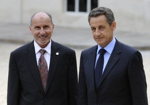 Libya new rulers win cash boost, face Kadhafi threats