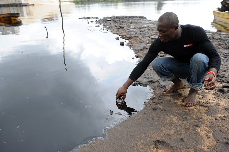 Shell admits 'devastating' Nigeria oil spills