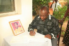 Aggudey signs book of condolence in memory of Dan Lartey