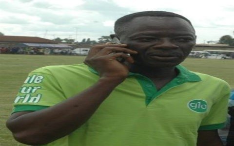 Aduana's Gyau congratulates ref for winning game for his opponent!