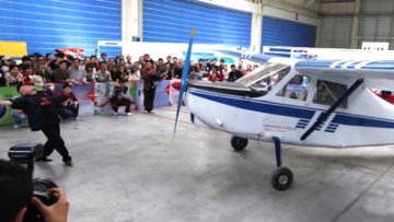 Man pulls plane with his eyelids