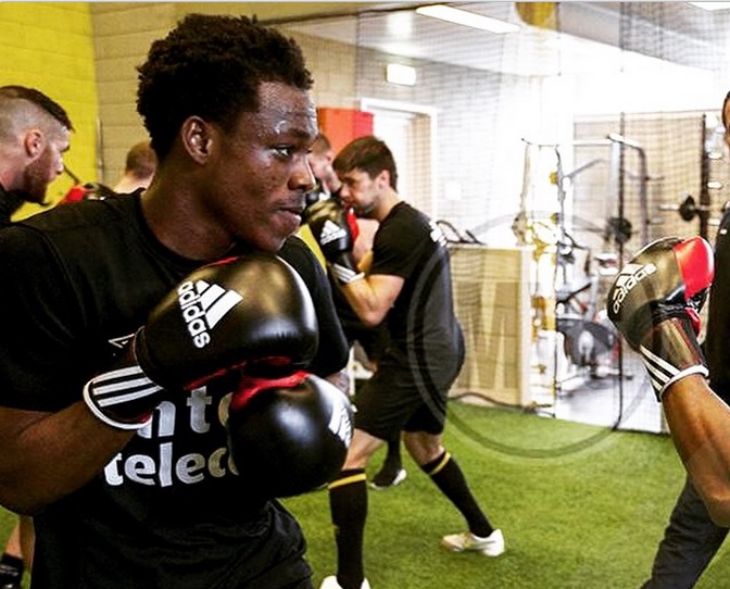 Ghanaian youngster Divine Naah tries boxing skills in day off at NAC Breda