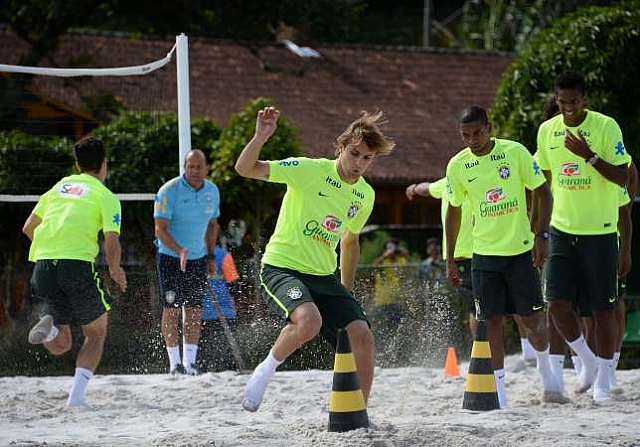 Defender Henrique wants focus from Brazil at the FIFA World Cup