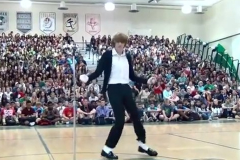 Video: Student does a perfect Michael Jackson dance routine