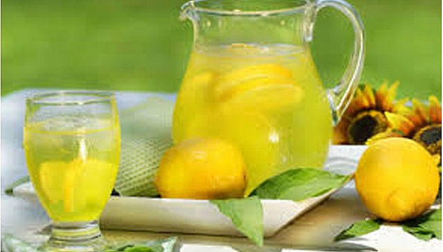7 Reasons You Should Start Drinking Lemon Water