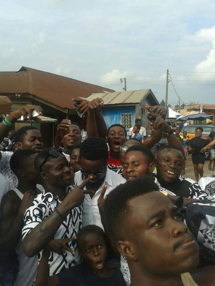 {Photos} : Sarkodie Mobbed At Konongo