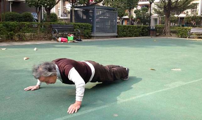 What a wow!! 81-year-old woman does 100 push-ups in five minutes